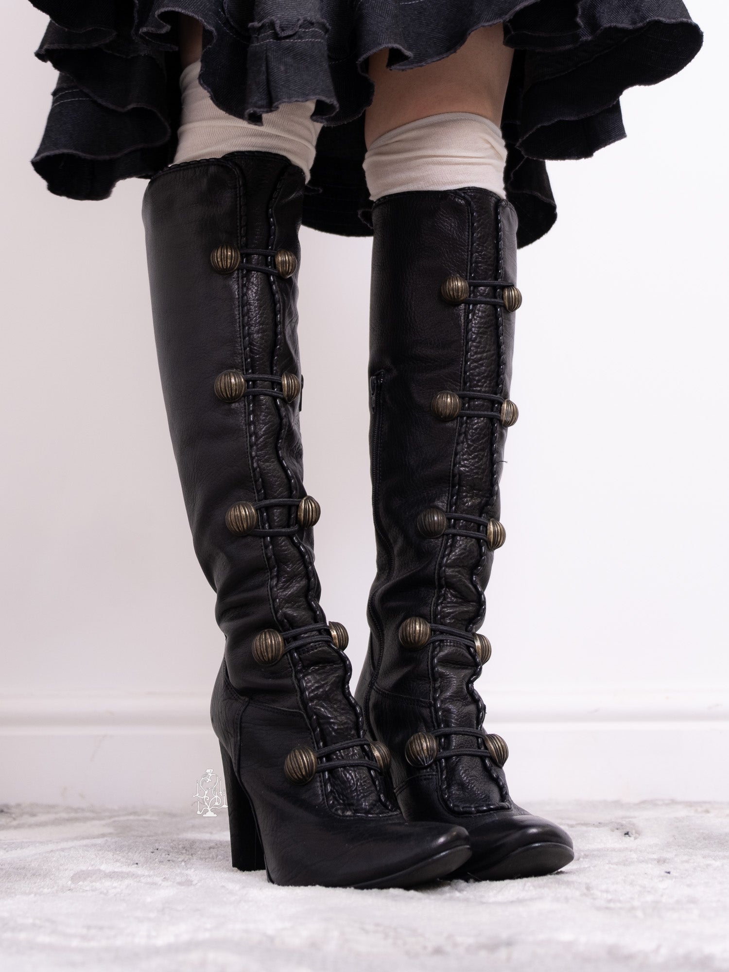 EU37 BLACK KNEE BOOTS WITH OVERSIZED ANTIQUE BUTTONS – Taro's Wish